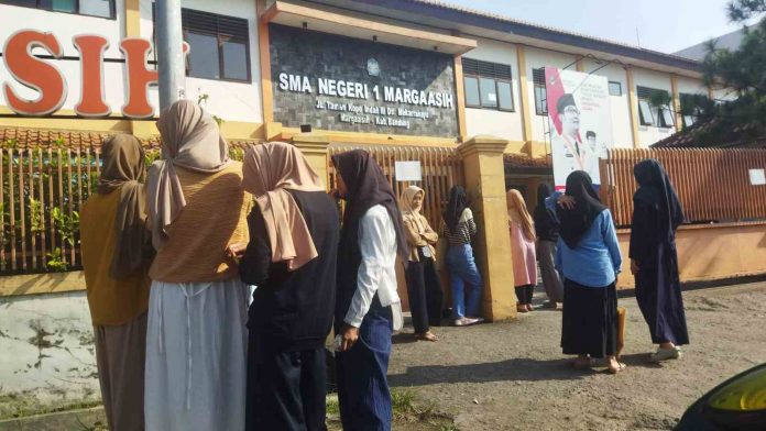 Tepati Janji! Puluhan Emak Emak Geruduk SMAN 1 Margaasih Pertanyakan ... Tepati Janji! Puluhan Emak Emak Geruduk SMAN 1 Margaasih Pertanyakan ...